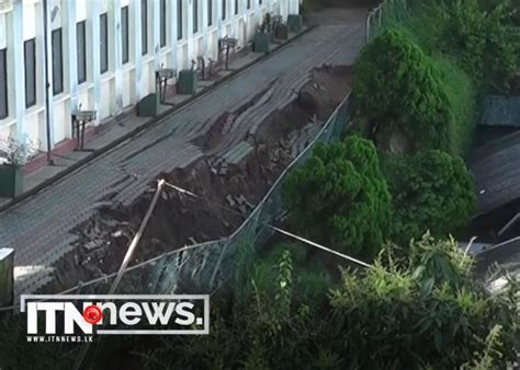 මහනුවර පාසලක බැම්මක් කඩා වැටීමෙන් පන්ති රැසකට හානි Itn News