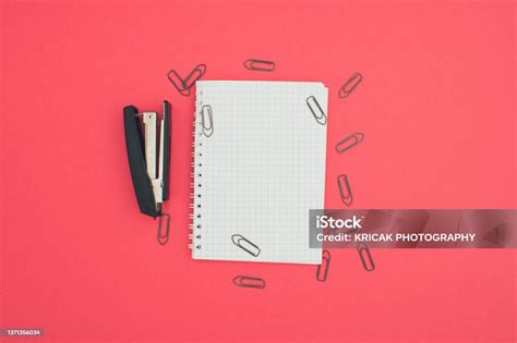 Office A6 노트북 와이어 바인딩은 빈 템플릿 디자인 아이디어를 모의 파스텔 핑크 배경에 스테이플러와 스테이플 스모디클 메시지 레이아웃에 대한 공간 템플릿 디자인을