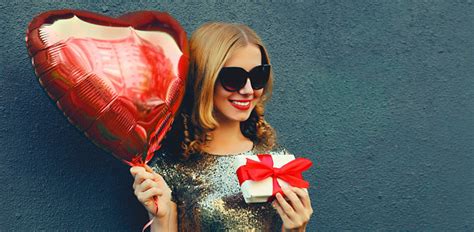 어두운 배경에 빨간 하트 모양의 풍선과 선물 상자를 가진 아름다운 웃는 여자의 초상화 데이트에 대한 스톡 사진 및 기타 이미지 데이트 풍선 하트 모양 Istock