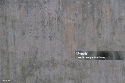 베이지 색 석고로 만든 오래된 벽의 질감 배경 매끄러운 표면 공간을 복사합니다 오래된 석고 벽 부스러기 콘크리트는 회색 나무 질감 아래 만들어집니다 0명에 대한 스톡 사진