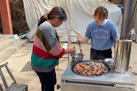 农村婆媳俩做午饭，小院地锅蒸的都有些啥？简单方便还好吃凤凰网视频凤凰网