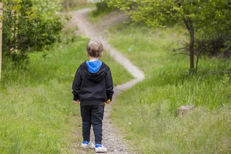 Uma Crian A Caminha Por Um Caminho Estreito At A Montanha O Garoto Est Andando Por Um Caminho