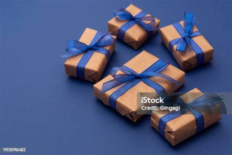 크리스마스 또는 생일 선물입니다 파란색 배경에 종이 포장 선물 상자를 공예 평면 누워 갈색에 대한 스톡 사진 및 기타 이미지 갈색 겨울 계절 Istock