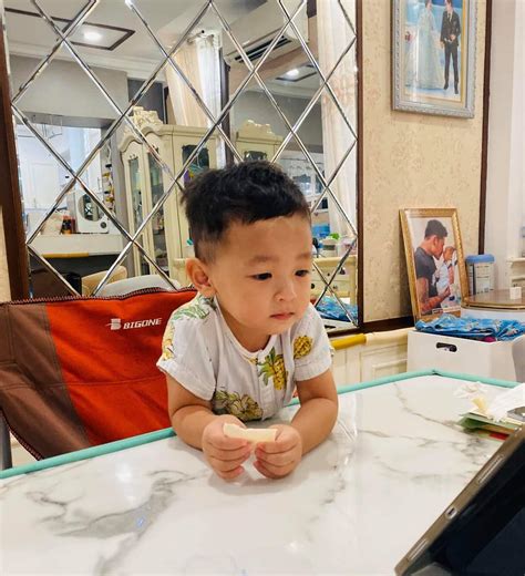 မျက်တောင်မခတ်ပဲ ဖုန်းကို တစိုက်မတ်မတ်နဲ့ စိတ်ဝင်စားစွာကြည့်နေတဲ့ သားသားလေး မြတ်သူကို အချစ