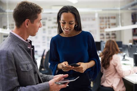 두 명의 콘텐츠 중년 동료가 개방형 사무실에서 장치 화면의 정보를 공유합니다 장치 화면에 대한 스톡 사진 및 기타 이미지 장치 화면 팀워크 비즈니스 Istock