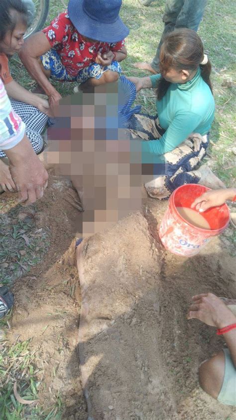 បុរសម្នាក់បូមបៀឆក់ត្រីទុកធ្វើម្ហូបភ្លាត់ស្នៀតឆក់ខ្លួនឯងនៅស្រុកស្វាយទាប នគរដ្រេហ្គន