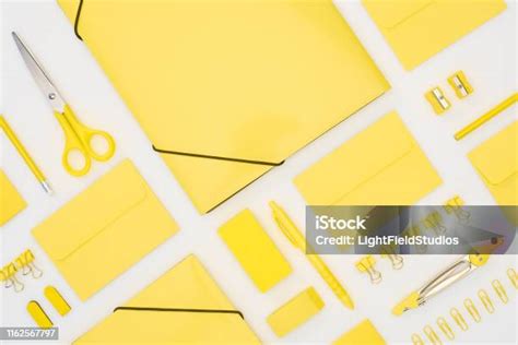 노란색 펜 연필 종이 클립 지우개 스티커 봉투 스티커 폴더 가위 연필 깎는 개 및 흰색에 고립 된 나침반의 상단보기 노랑에 대한 스톡 사진 및 기타 이미지 Istock