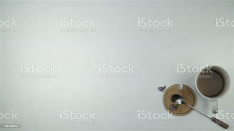 나무 트레이에 커피와 숟가락의 상단 보기 흰색 배경에 공간을 복사 평면 누워 0명에 대한 스톡 사진 및 기타 이미지 0명 개념 교육 Istock