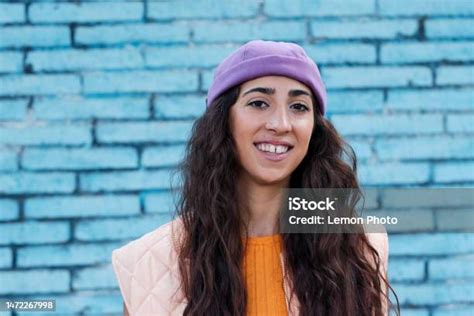 긴 머리와 큰 미소를 가진 아름답고 자신감 있는 젊은 여성이 카메라를 바라보는 전면 사진 20 24세에 대한 스톡 사진 및 기타 이미지 20 24세 25 29세 Z