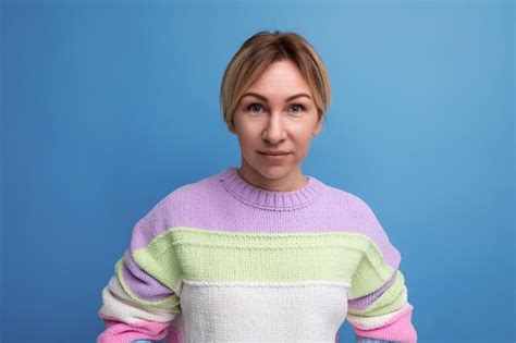 Premium Photo Portrait Of A Pleasant Blond Young Woman In A Casual