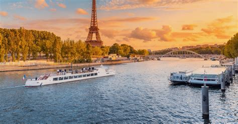 파리와 유럽 전역의 주요 명소는 유람선이있는 센 강 유역의 석양 광선에있는 에펠 탑입니다 사진 Unsplash의 파리 프랑스 이미지