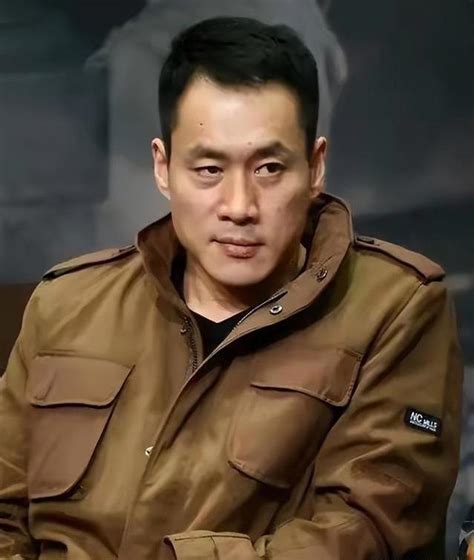 丁海峰带病妻赴美治疗惹争议，回乡祭祖接地气，网友却吵翻天？