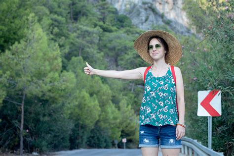 자동차 정류장을 기다리는 도로 여행에서 배낭 여행자 여성 25 29세에 대한 스톡 사진 및 기타 이미지 25 29세 거리 고속도로 Istock