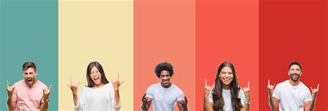 다채로운 줄무늬를 통해 다른 민족 학술 젊은 사람들의 콜라주 격리 된 배경은 손으로 바위 기호를 하 고 미친 표정으로 외치는 음악 스타 무거운 개념입니다 남자에 대한 스톡