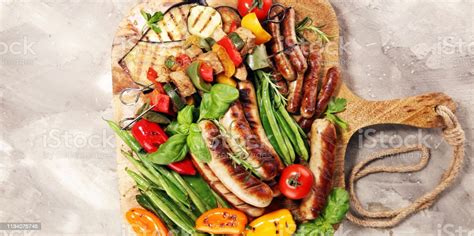 맛 있는 구운 고기와 야채를 곁들인 바베 큐 야채와 함께 꼬치에 구운 돼지고기 쉬 시 또는 케밥 음식 배경 Shashlik 0