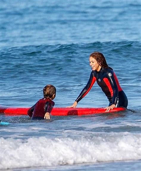 Nada Como El Mar Shakira Pasa La Tusa Haciendo Surf Infobae