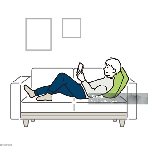 소파에서 스마트폰을 보면서 휴식을 취하는 남자의 일러스트 벡터 소파에 대한 스톡 벡터 아트 및 기타 이미지 소파 남자
