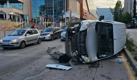 Микробус се обърна на оживено кръстовище в София Снимки