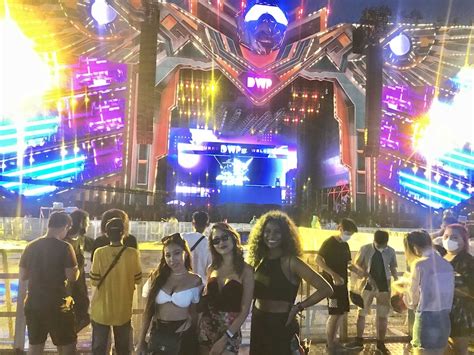 Datang Dari Malaysia Dan Filipina Gadis Cantik Ini Rela Hujan Hujanan Nonton Dwp Di Jakarta