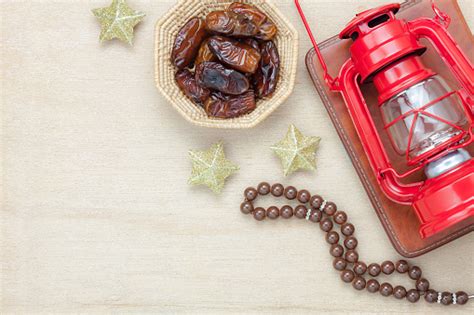 테이블 장식 라마단 카림 휴일 백그라운드의 상위 뷰 공중 이미지 묵 주 빈티지 랜 턴과 나무 바구니에 평면 위치 날짜입니다 필수 개체 스타 현대 소박한 사무실 책상에 나무에