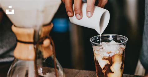 컵에 우유를 붓는 남자 사진 Unsplash의 무료 커피 이미지