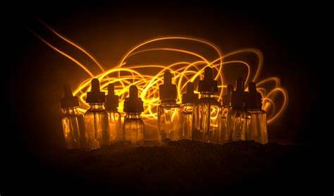 Vape 개념입니다 구름과 어두운 배경에 Vape 액체 병 연기 빛 효과입니다 배경 또는 Vape 광고 Vape 배경으로 유용 합니다 개념과 주제에 대한 스톡 사진 및 기타