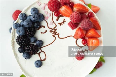 블루 베리 딸기 및 라스베리로 장식 된 화이트 크림 치즈 프로스팅이 들어간 웨딩 케이크 사랑하는 커플 키스의 실루엣 세인트 발렌타인 데이 케이크 기념일 파티 케이크 0명에