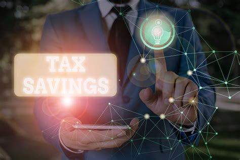 세금 절감을 보여주는 텍스트 기호입니다 개념 사진 만 소득의 일부는 과세 세금의 감소 금액을 지불한다 세금에 대한 스톡 사진 및 기타 이미지 Istock