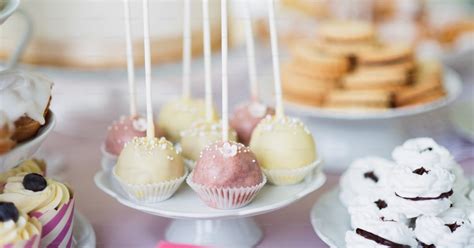 케이크 스탠드 머랭 및 컵 케이크에 흰색과 분홍색 케이크가 있는 테이블 캔디 바 사진 Unsplash의 컵케이크 이미지