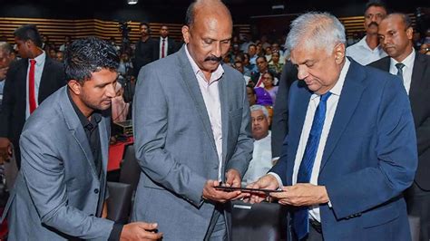 ආරක්ෂක ලේකම් ලියූ “ඇහේ කඳුළැලි” ගීතය එළිදක්වයි