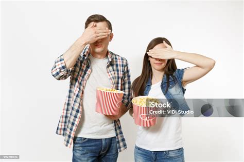 젊은 불만족된 커플 여자와 남자 날짜에 영화 영화를 보고 팝콘의 물통을 들고 흰색 배경에 고립 손바닥으로 얼굴을 덮고 3d 안경에서 영화 개념에서의 감정 Theatrical