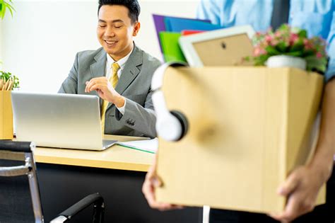 해고 는 사업 사무실에서 자신의 개인 소지품으로 가득 골판지 갈색 상자와 젊은 아시아 직원을 해고 2명에 대한 스톡 사진 및 기타 이미지 Istock