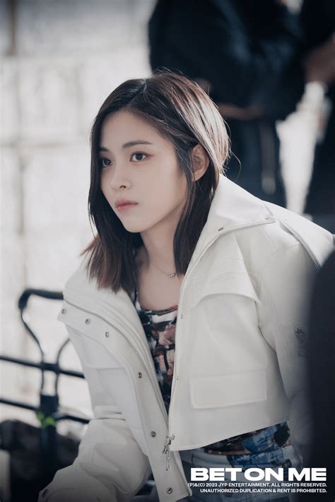 230703 Itzy Bet On Me Behind Photos R Itzy