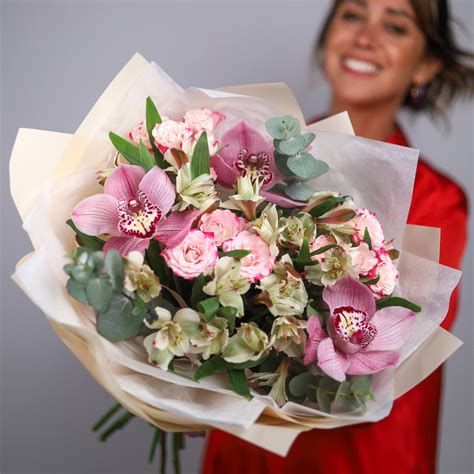 Стойкий букет с орхидеями Цена — 3690 ₽ Бесплатная доставка в Казани Арт 26274