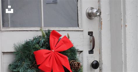 빨간 리본이 달린 문에 화환 사진 Unsplash의 무료 뉴욕주 이미지