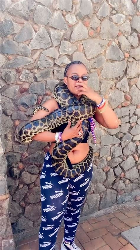 Zodwa Wabantu Introduces Fans To Her Snake News365 Co Za