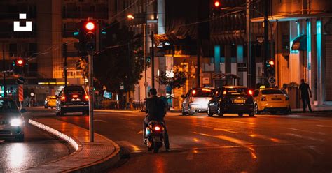 야간 도로에 자동차 사진 Unsplash의 무료 광 이미지