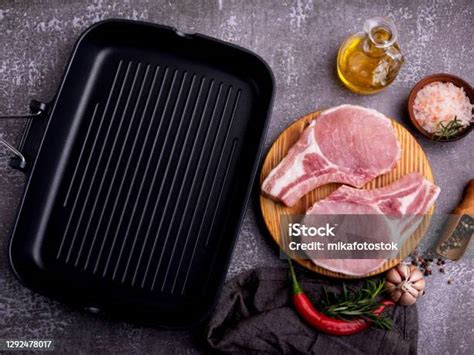 신선한 생 고기 돼지 고기 쇠고기 보드에 뼈에 다진 향신료 그릴 팬 고기에 대한 스톡 사진 및 기타 이미지 고기 굽기