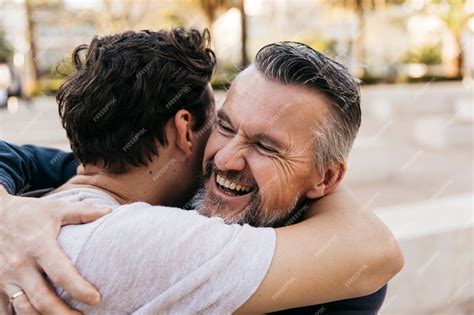 Alegre Pai E Filho Abraçando Foto Premium