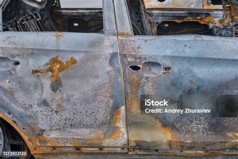 도시 거리에서 녹슨 자동차 기물 파손 파손 및 재산 피해로 차량에 화재 설정 강철에 대한 스톡 사진 및 기타 이미지 강철 거리 고정됨 Istock