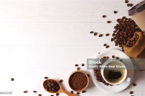 나무 배경에 향기로운 커피와 커피 콩 한 잔 0명에 대한 스톡 사진 및 기타 이미지 0명 갈색 검은색 Istock