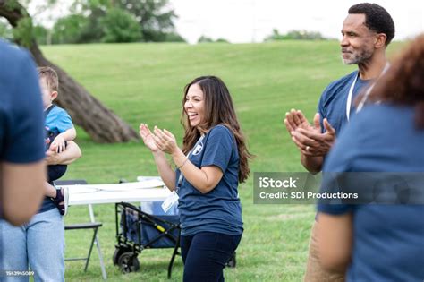 다양한 동료들이 원 안에 서서 박수를 치고 축하합니다 자원봉사에 대한 스톡 사진 및 기타 이미지 자원봉사 이웃 동료 Istock