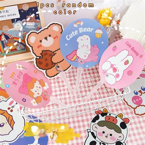 휴대하기 쉬운 여름 핸드헬드 팬 만화 귀여운 미니 학생 핸드 팬 모든 사진 무작위 배송 1 개 Aliexpress