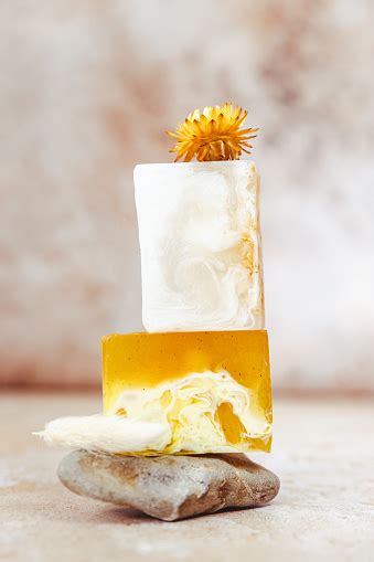천연 유기농 비누 바 수제 화장품 친환경 스파 뷰티 스킨케어 컨셉 중소 기업 윤리적 인 쇼핑 아이디어 최소한의 구성 베이지 색 배경 개념에 대한 스톡 사진 및 기타 이미지