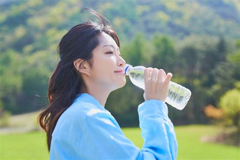 1일 후 세균 4만 마리 페트병 생수 마실 때 꼭 주의해야 한다는 5가지 습관 엣집