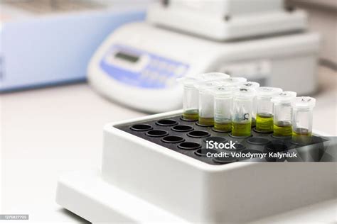 마이크로 튜브의 녹색 물질은 열 셰이커에 넣습니다 생화학 실험실에서 Dna 실험 0명에 대한 스톡 사진 및 기타 이미지 0명 Dna Stem 주제 Istock