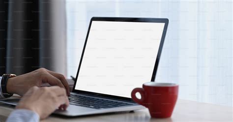 직장에서 노트북 컴퓨터로 작업하는 남자 손의 보기를 닫습니다 광고 텍스트에 대한 빈 화면 사진 Unsplash의 무선 기술 이미지