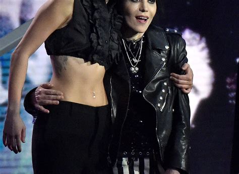 Read Miley Cyrus Badass Hall Of Fame Speech For Joan Jett