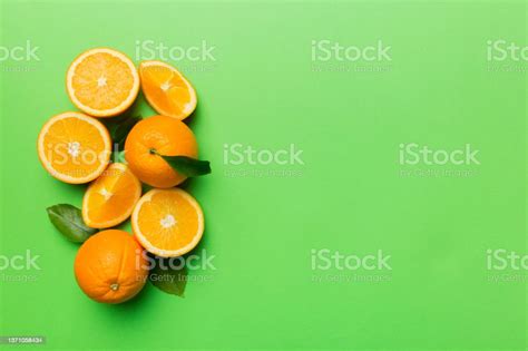 컬러 배경에 신선한 과일 오렌지 슬라이스 맨 위 보기입니다 공간을 복사합니다 창조적 인 여름 개념 복사 공간이있는 최소한의