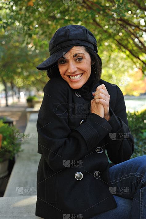 注视镜头 青年女人 帽子 咧嘴笑 垂直画幅 美 30到39岁 半身像 拉美人和西班牙裔人 紧握双手